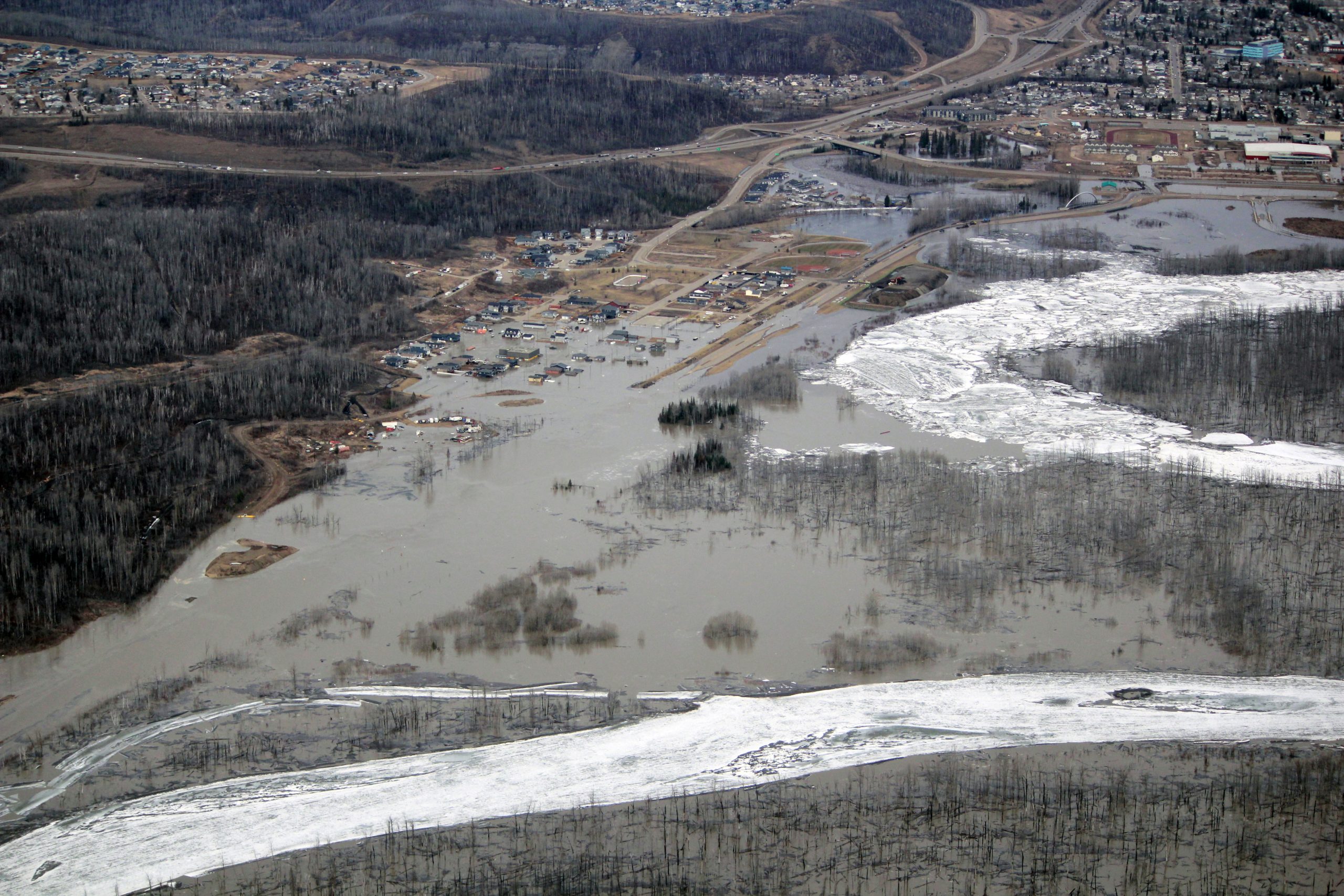 Kenney offers support to Fort McMurray as floods chase people from downtown