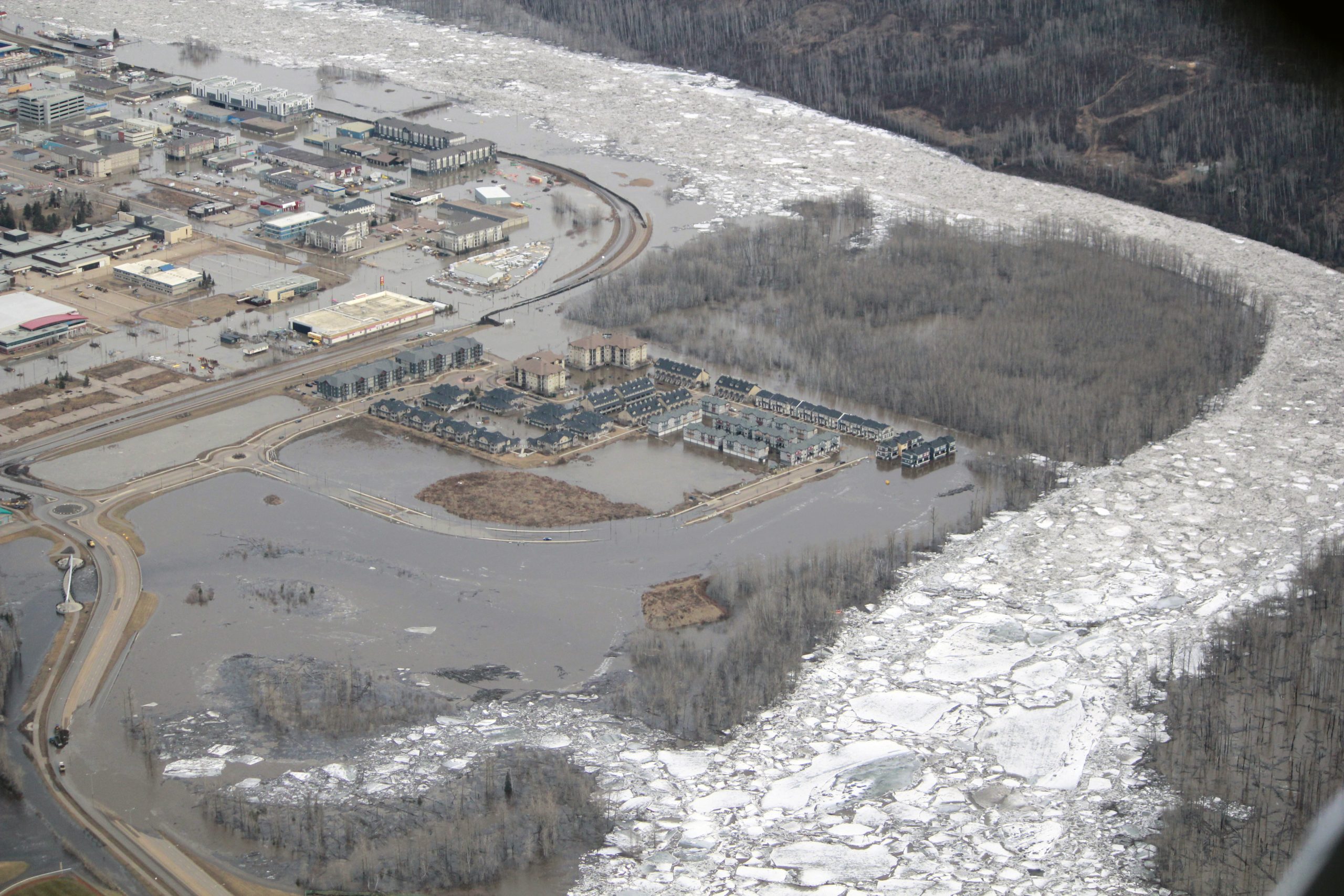 Kenney offers support to Fort McMurray as floods chase people from downtown