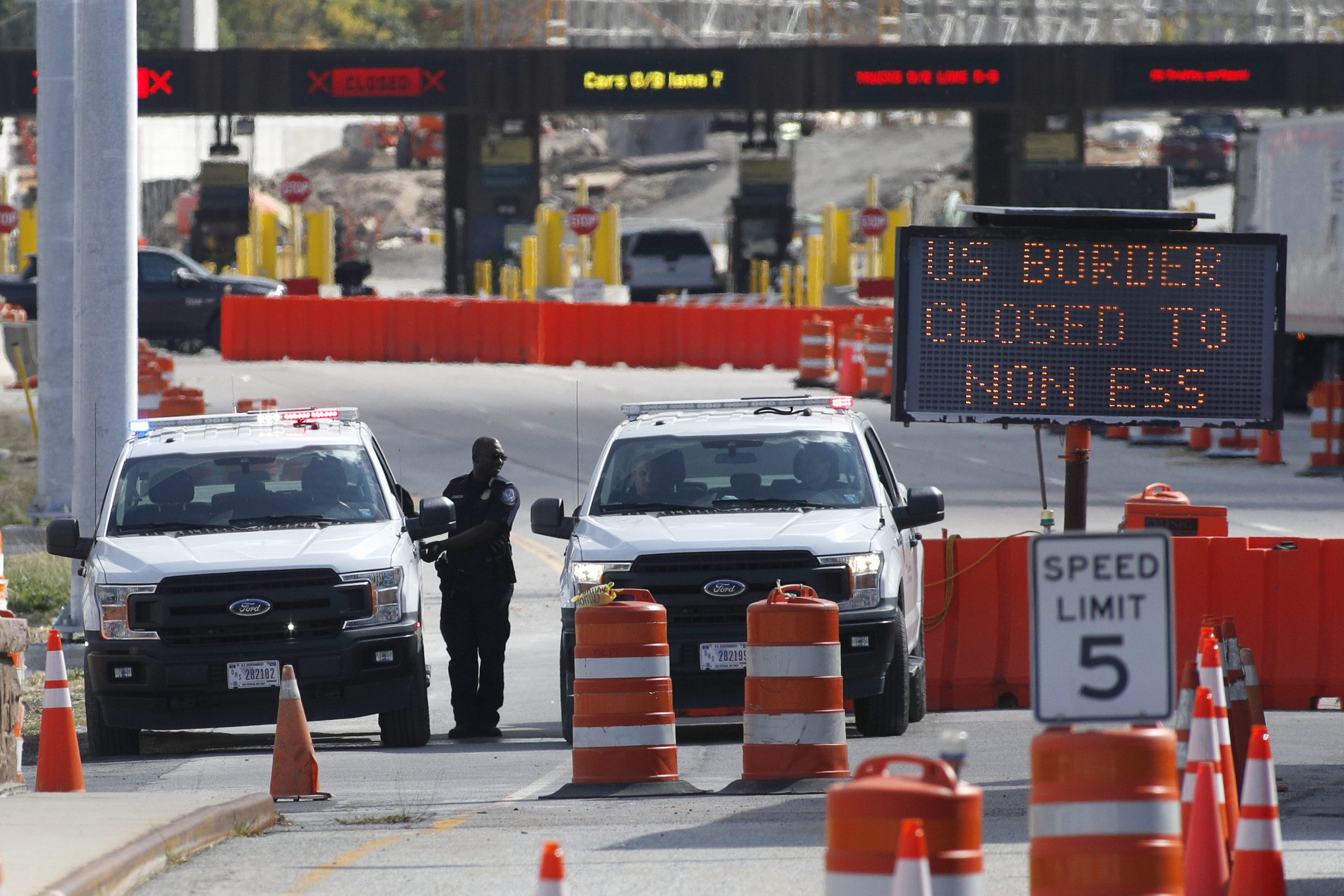 'Sad and disappointed': COVID-19 vaccination clinics at Alberta-US ...