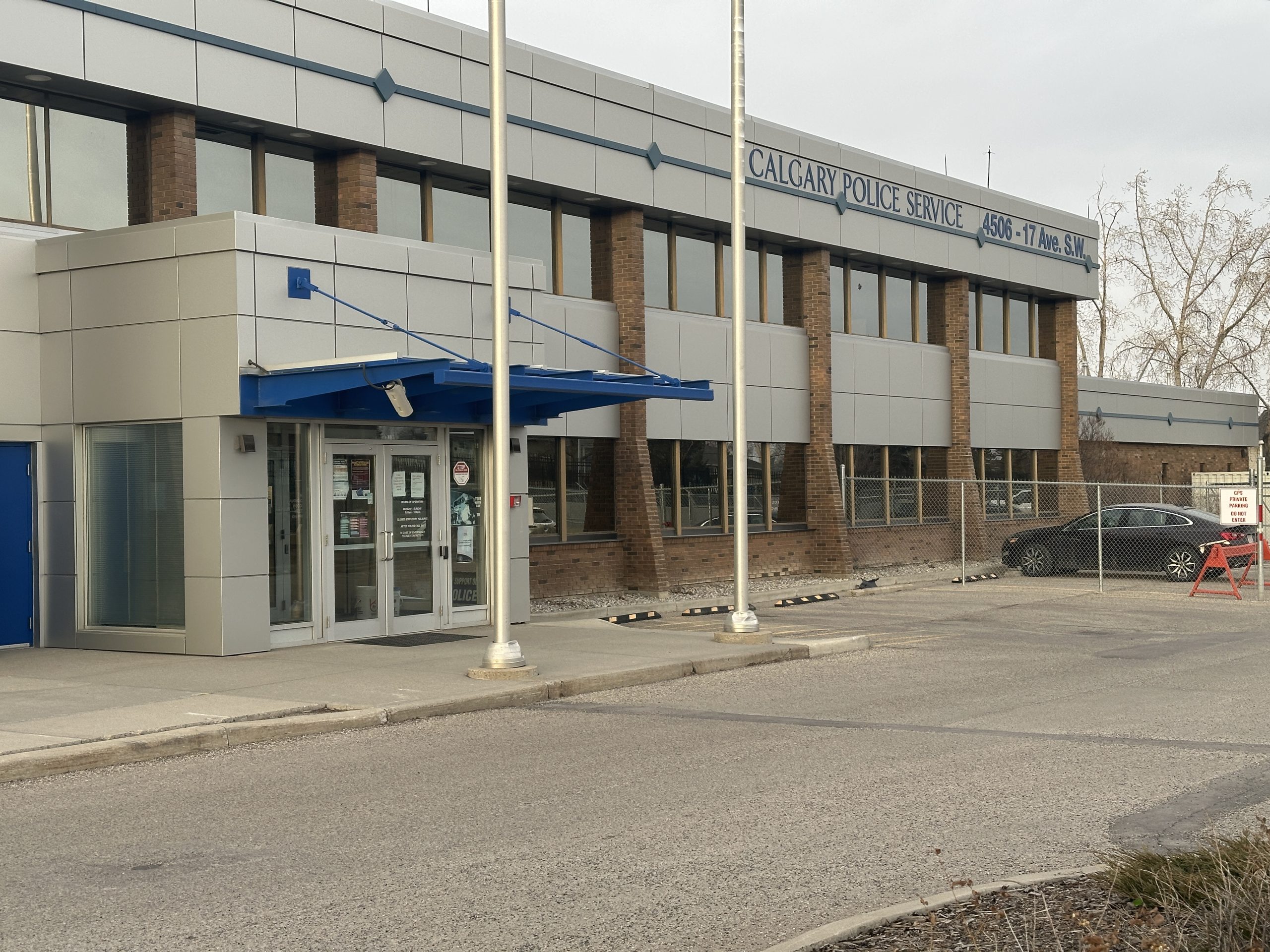 Calgary police officer unintentionally fires service weapon: CPS