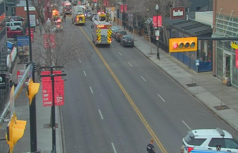 Roads reopen after building fire on Calgary 17 Avenue SW: police